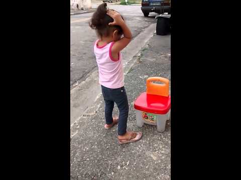 Marina dançando Parara tim bum!