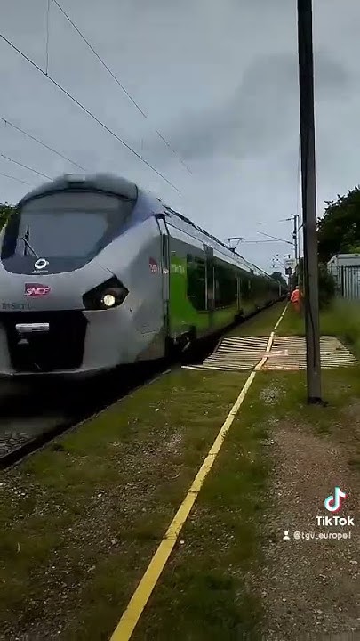 passage d'un regiolis en destination de Paris Nord provenance de merci pour le sifflet #sncf # ...