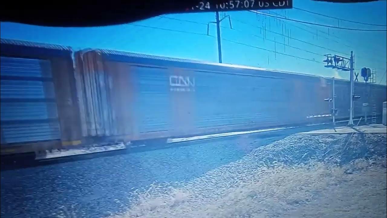 BNSF 7278 leads autoracks southbound in Springfield MO - YouTube