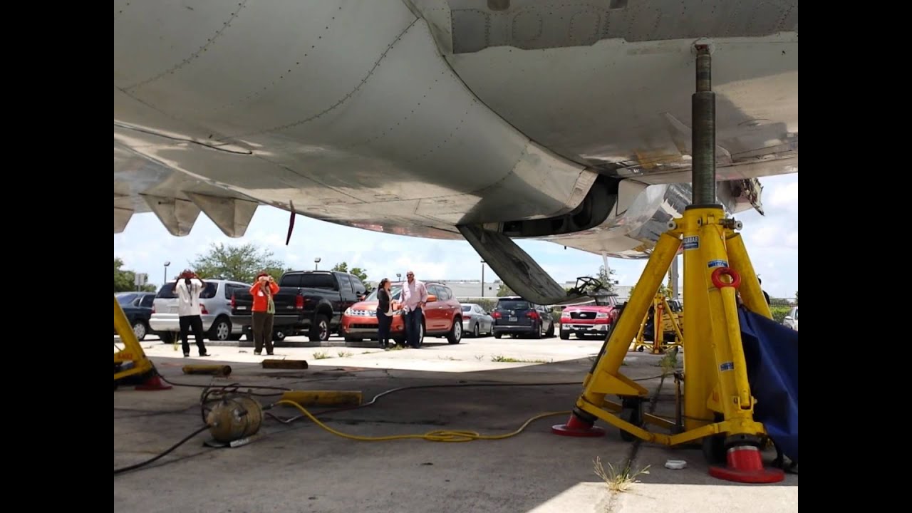 MD-80 Landing gear retraction test - YouTube