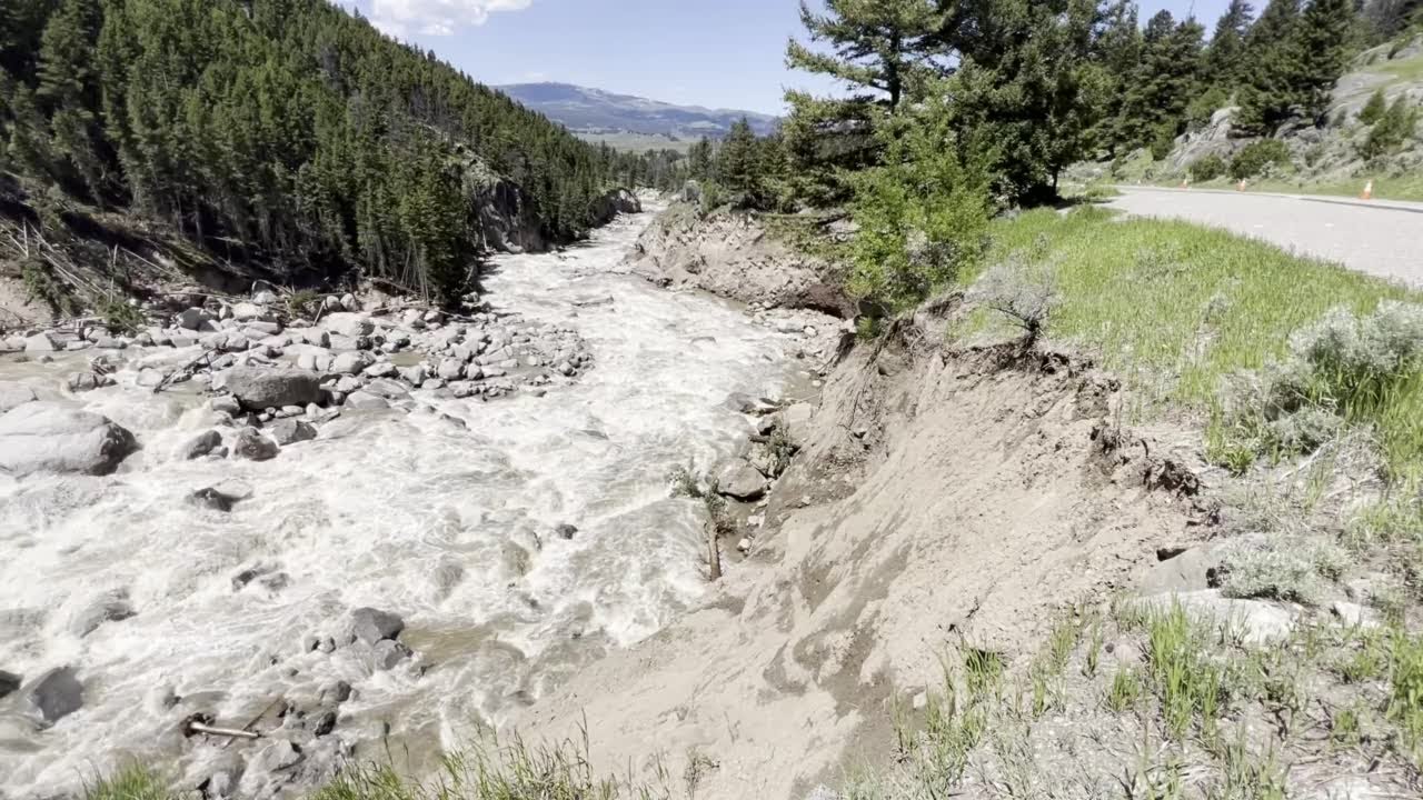 Yellowstone flooding in the Lamar Canyon - YouTube