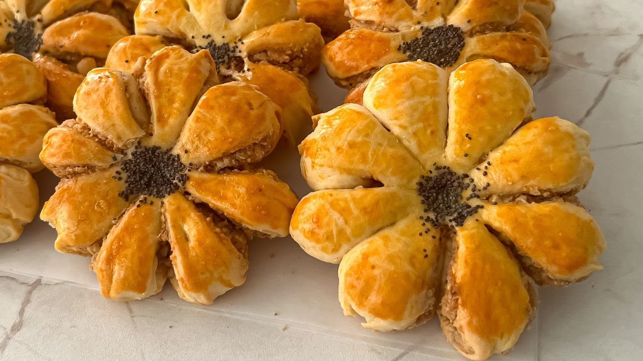 Walnut flower-shaped rolls in 10 minutes! An easy and delicious cookie ...