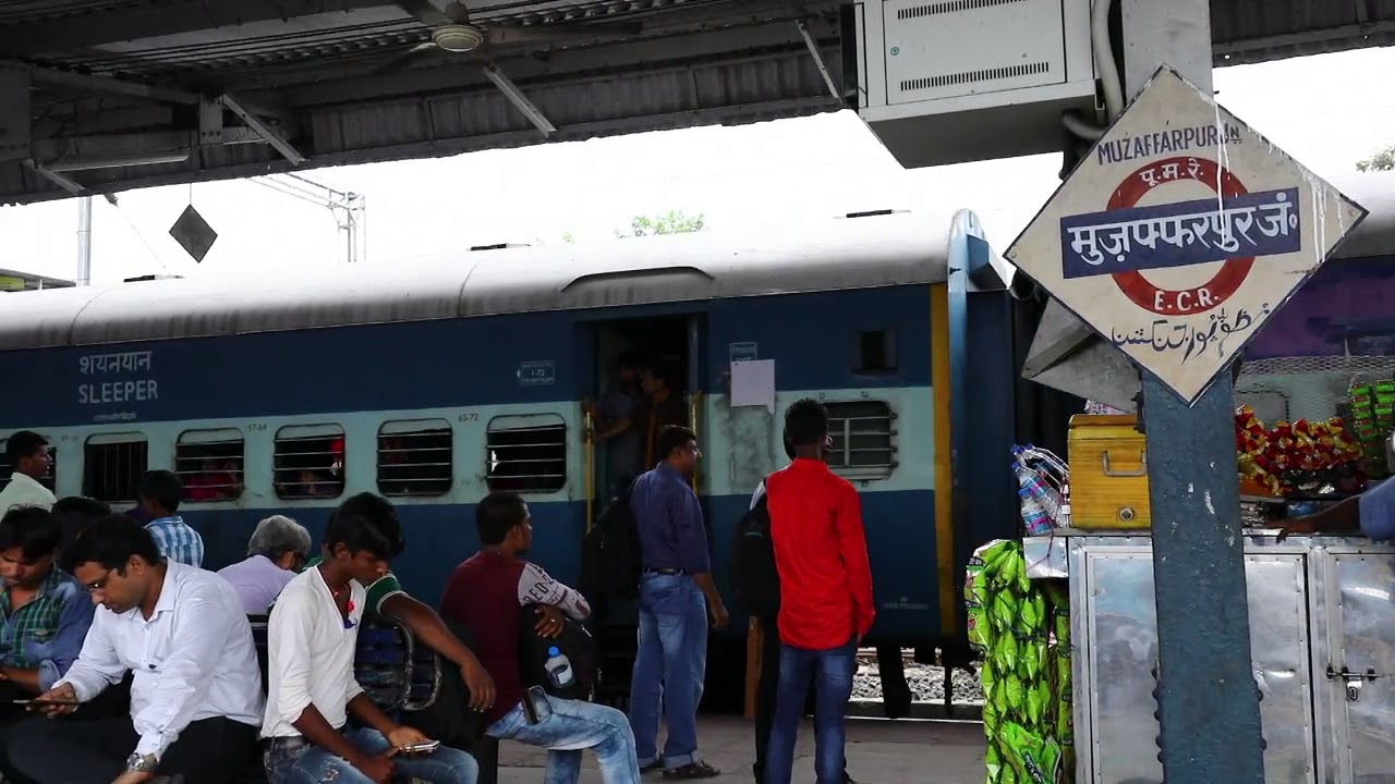 Bihar Sampark Kranti SF Arriving at Muzaffarpur Junction in Bihar - YouTube