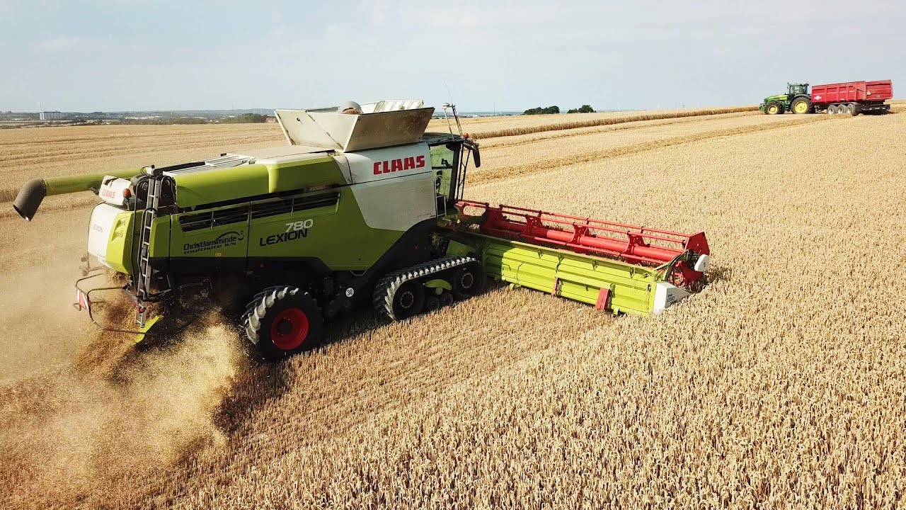 Claas Lexion 780 Terra-Track in the field harvesting wheat | Harvest ...