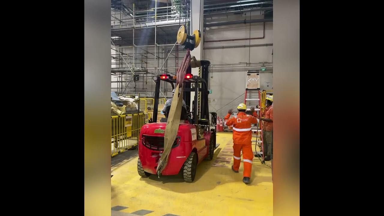 Hoisting / Lifting of Forklift using overhead crane - YouTube