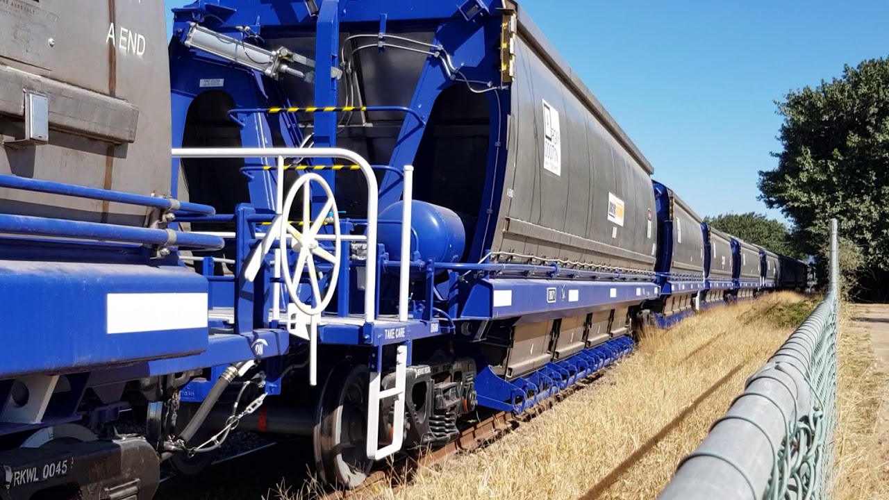 Pacific National Queensland Sugar train - YouTube