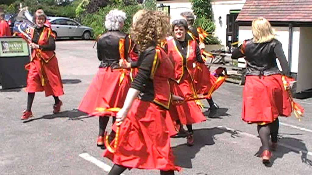 Three Spires Morris at Wilmcote - Hindley Circle Dance - YouTube