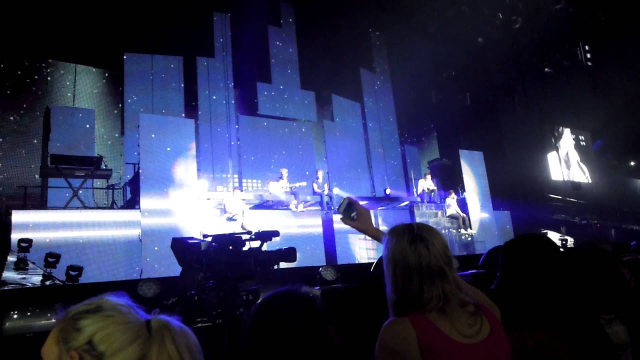 One Direction: Perth Concert 29/09/13- Little Things - YouTube