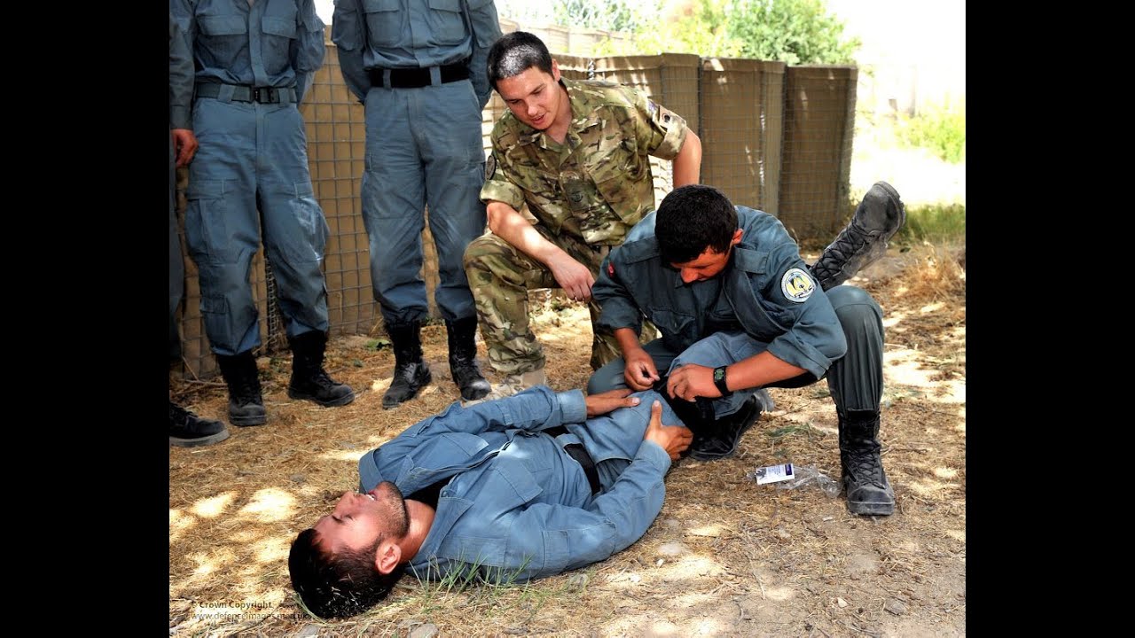 Assessing a Victim in First Aid using 4 Steps - YouTube