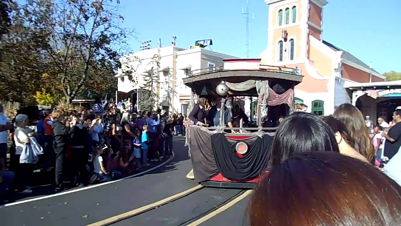 Tiny the Spider's Funeral Fright Fest Opening Day Six Flags Great ...