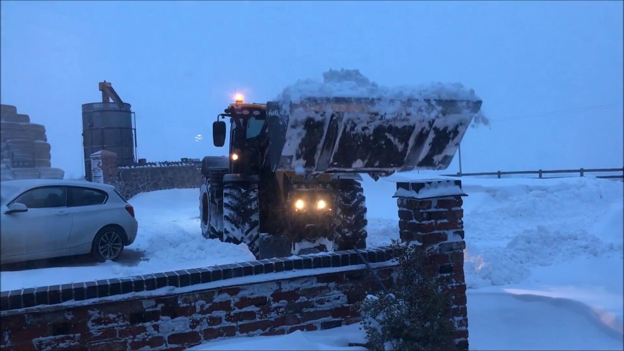 Ploughing snow with the 4220 JCB Fastrac! - YouTube