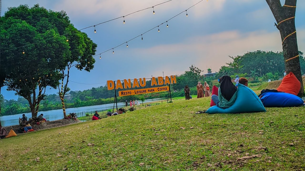 Danau Abah, Resto Tepi Danau dengan Spot Santai Sore yang Menenangkan ...
