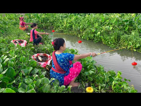 Amazing Fishing Video✔️✔️🎣🎣|| Three Village Lady Happily Fishing in canal catch fish #fishingvideo