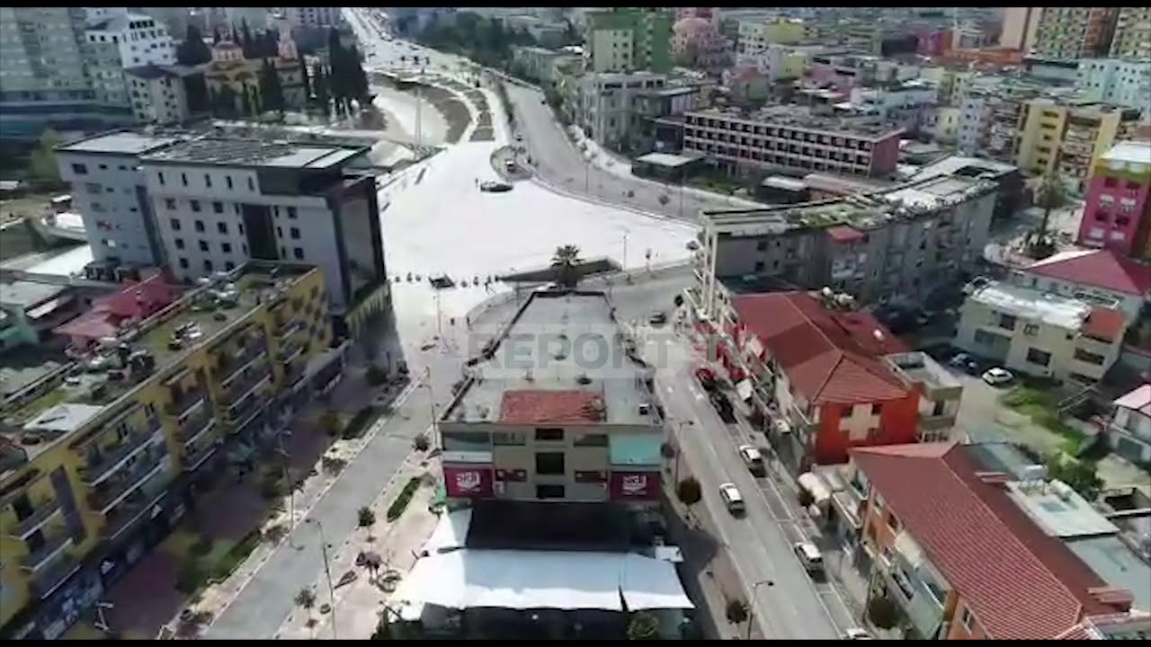 Fieri ‘hesht’ nga koronavirusi! Pamje me dron nga qyteti - YouTube