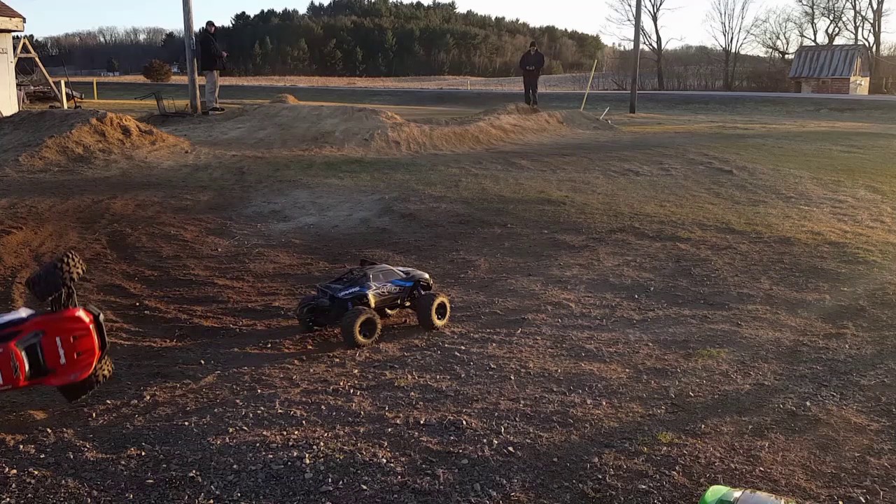 Figure 8 track running 3 X-MAXX trucks - YouTube