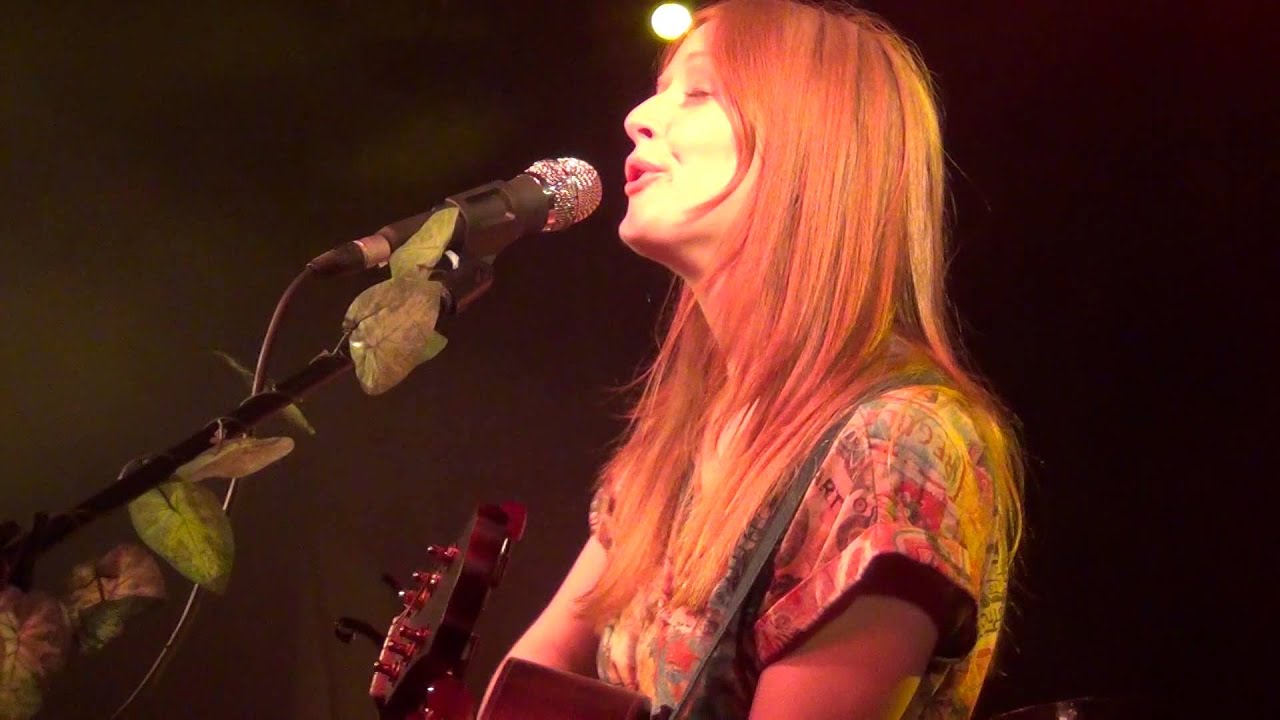 Orla Gartland Live in London 2014: Whisper - YouTube