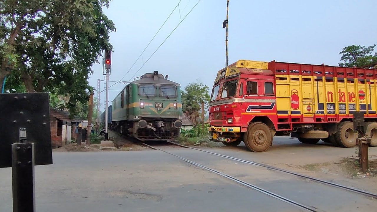 Dangerous Scene : Truck In Front Of The Train, Long Time Gate Open At ...