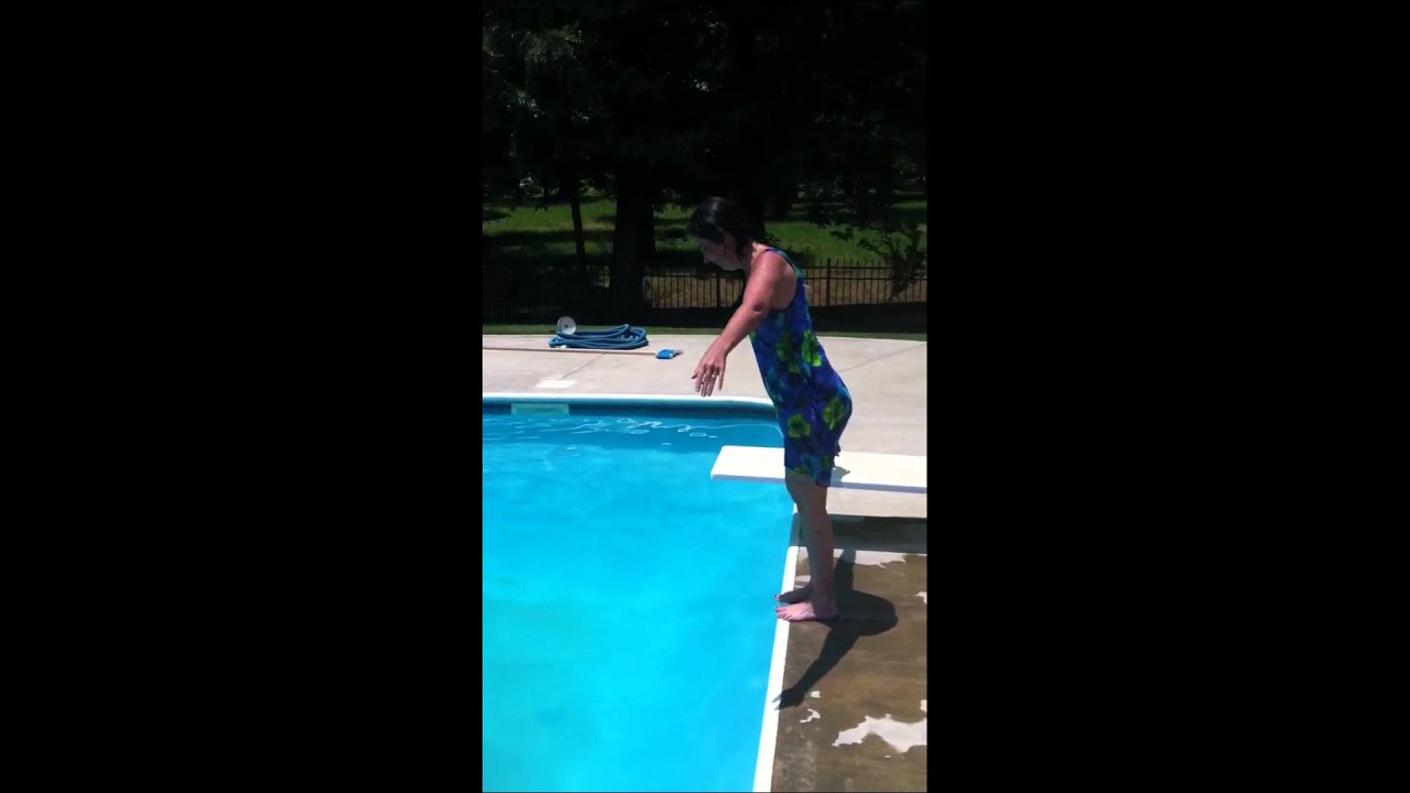 Mom diving in pool fail. - YouTube