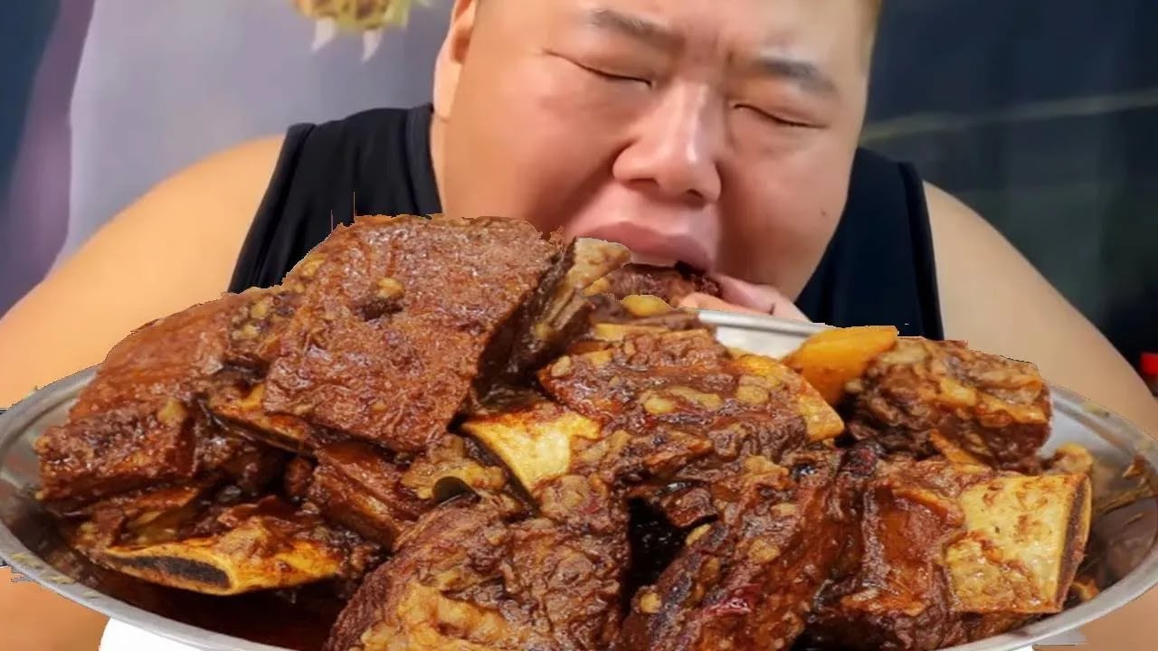 Monkey brother eats garlic ribs, the skin is crispy and the meat is ...