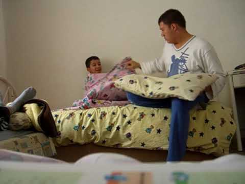 Abi kardeş ders çalışırken !!şakalaşıyor..kavga,güreş bro göttüm benimmmm