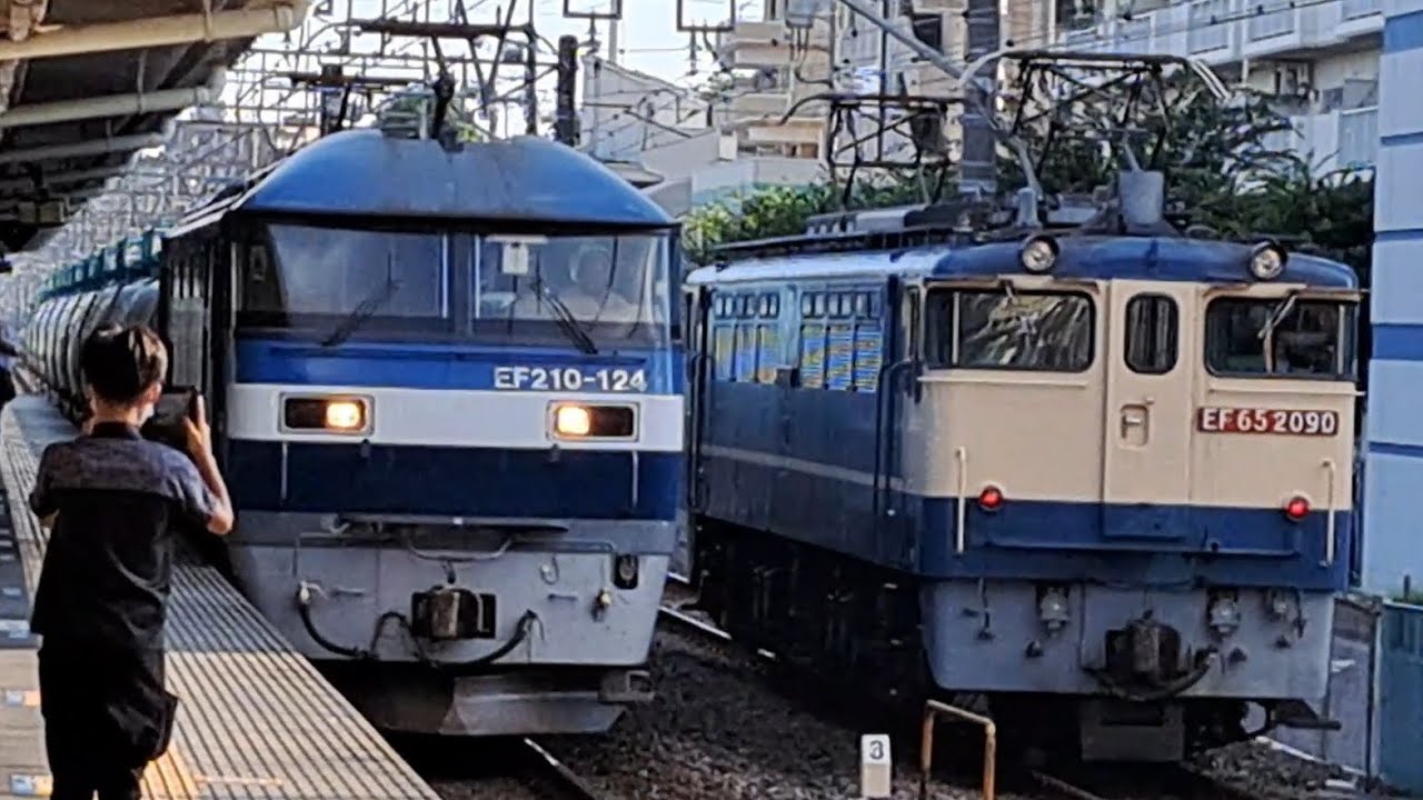 【なんとEF65とEF210の新鶴見釜同士がすれ違う！】単8282レのEF65-2090の単機と警笛を鳴らしながら通過していく臨8571レのEF210-124+タキが土呂駅で対面 2023.8 ...