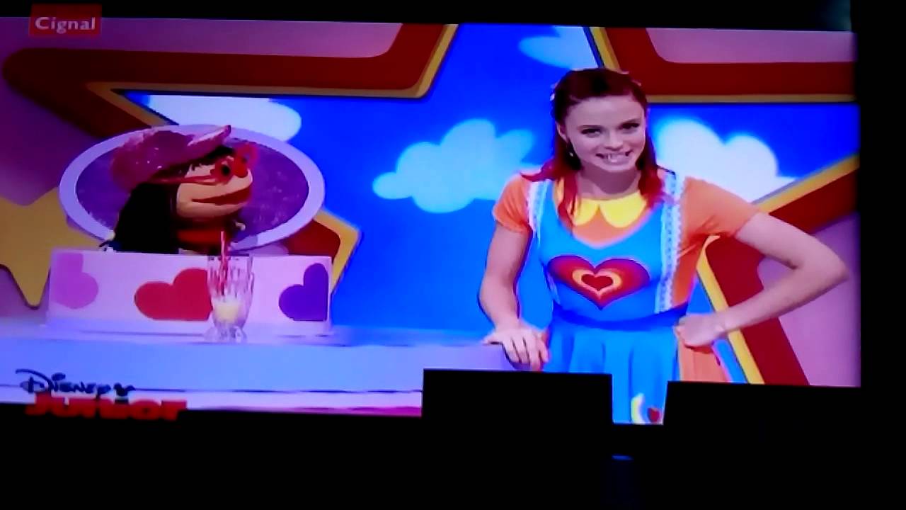 Hi-5 Lauren making smoothie with chats - YouTube