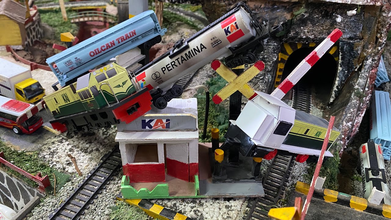 Kereta api KAI Cc205 Cc201 Vintage Anjlok Menabrak Gerbong Minyak Di ...