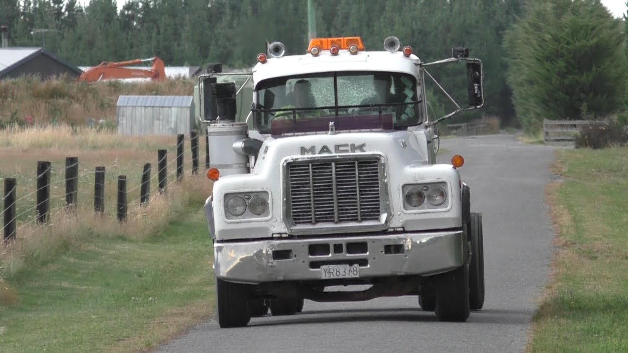 Scoe's Mack visits Andy's Mack. 1984 R series Mack trucks. - YouTube