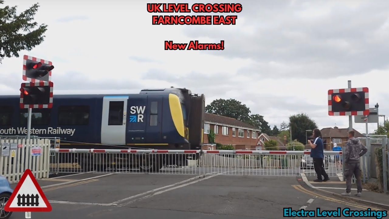 Farncombe East Level Crossing, Surrey (21/08/24) - YouTube