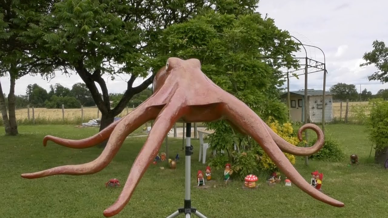 Le kraken sort la tête de l'eau au musée Jules Verne - YouTube