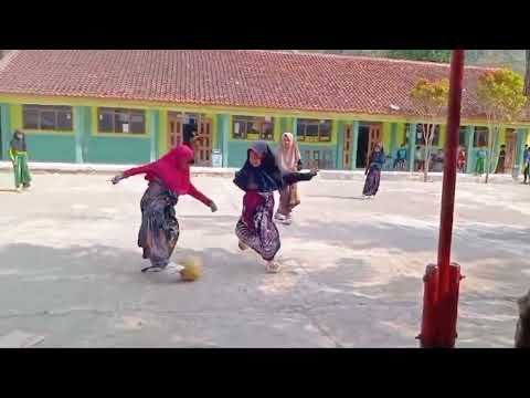 Permainan sepak bola pake sarung