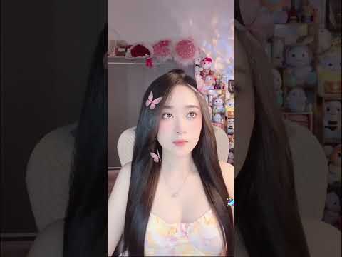 Beautiful Philipina woman talking with audience 🫠