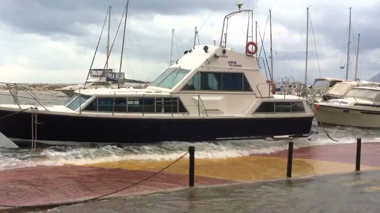 Ακυβερνητο σκαφος διαλυεται στην Μαρινα - YouTube