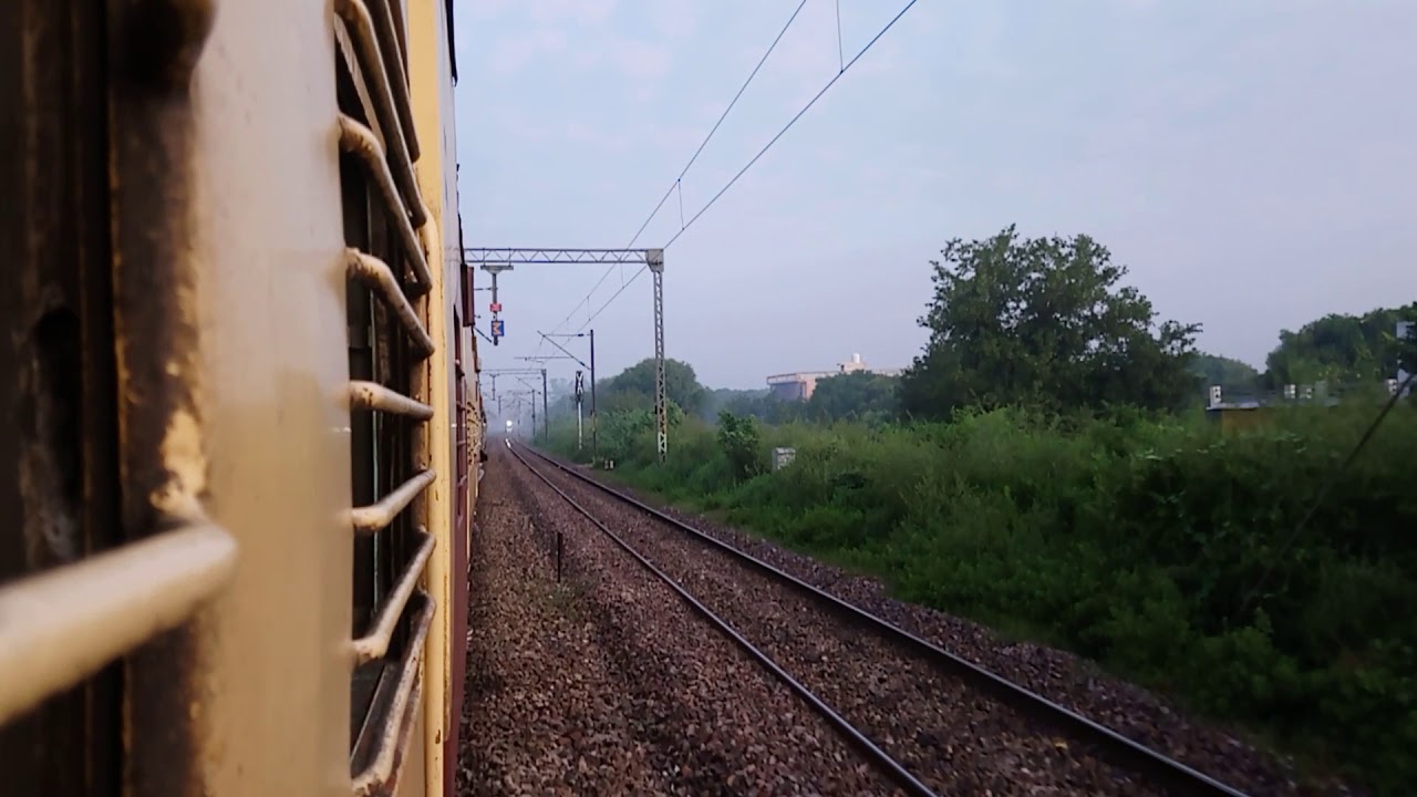 14217|| Unchahar Exp crosses 22436 Vande Bharat Exp @t Dankaur - YouTube