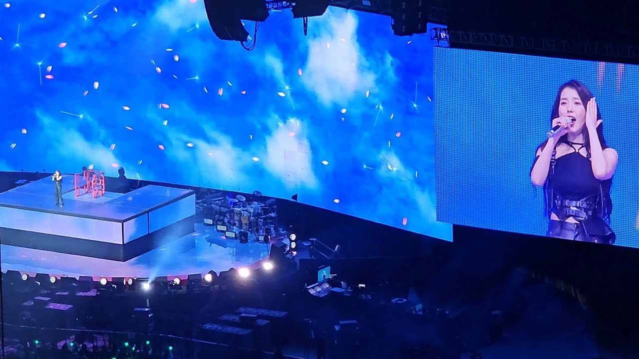 IU singing '홀씨 (Holssi)' Rock version - LIVE @ Philippine Arena 2024 ...