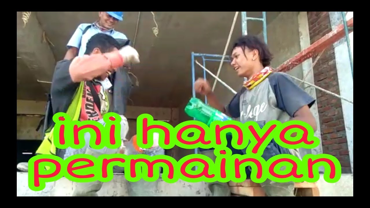 Asli lucu banget , ngakak parah //permainan pukul botol plastik saat ...