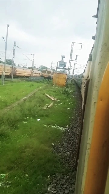 चलती ट्रेन में 😨 ये क्या हो गया!OMG#train - YouTube
