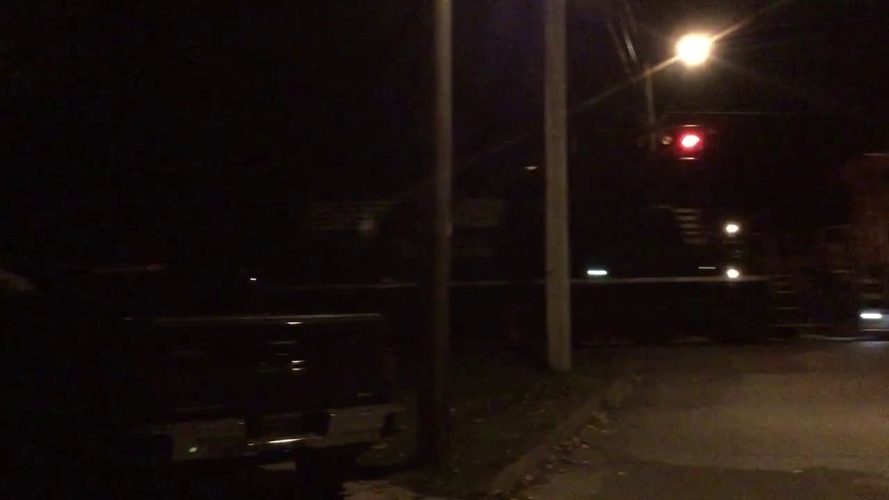 CN 8807 GMTX 2672 NS 6137 Sur CN L588 Desbiens,Qc 21 Octobre 2017 - YouTube