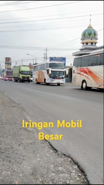 Bis dan truk Beriringan Rapi #truck #bus - YouTube