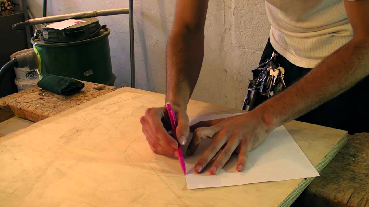How to find the centre of a circle using a piece of paper - YouTube