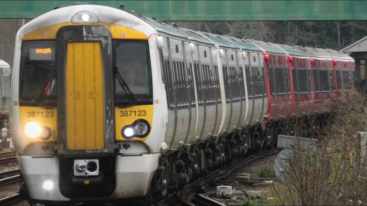 Southern Class 387s - 387123 In GN White & GX 387216 Combo At ...