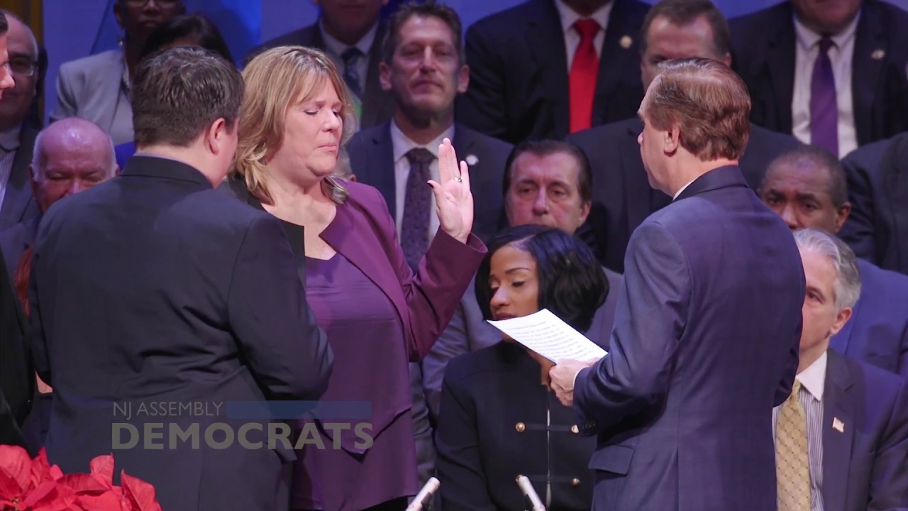 Assemblywoman Carol Murphy takes her Oath of Office - YouTube