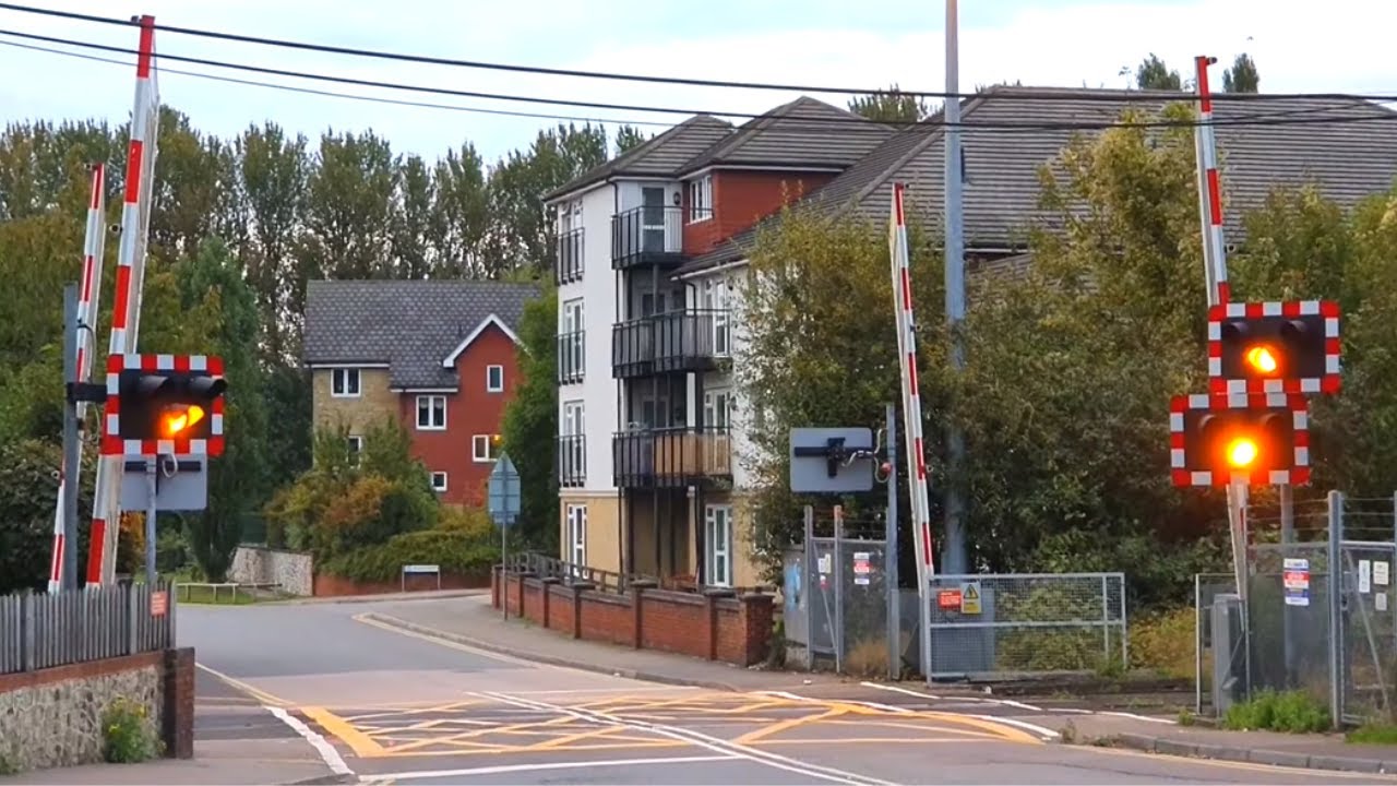 Aylesford Level Crossing, Kent - YouTube