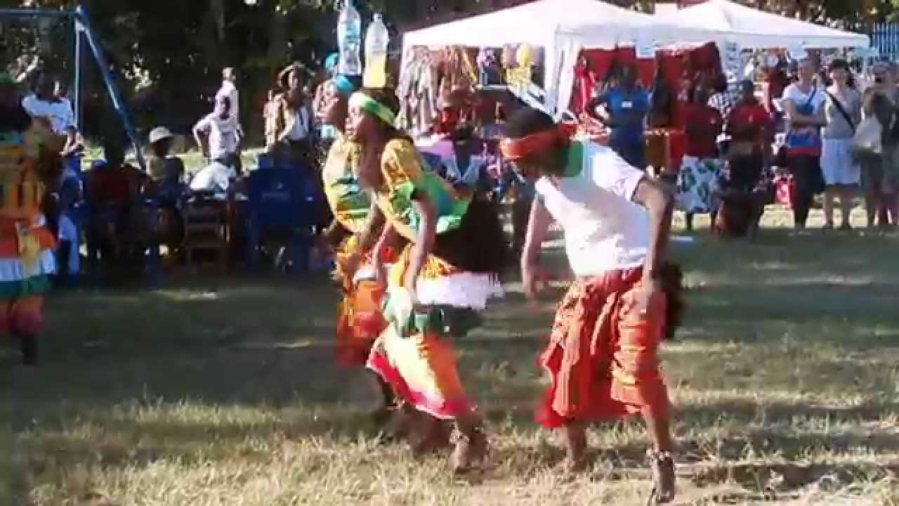 Traditional Kenyan dance at the Mwanza Craft Fair - YouTube