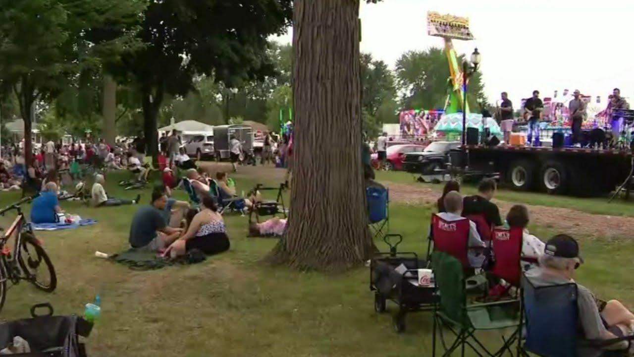 Fireworks show returns to Clawson after two-year-pause - YouTube