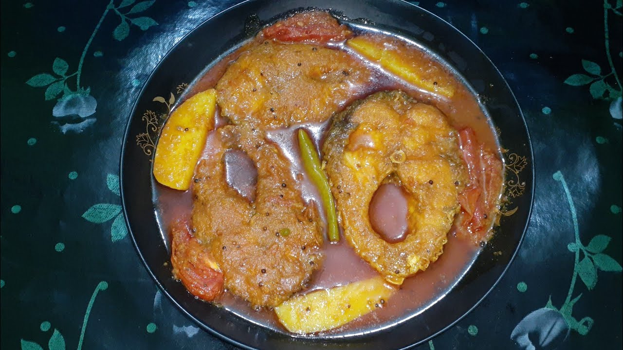 আস্ত সরিষা আর নতুন আলু দিয়ে রুই মাছের কারি || Delicious potato & Rui ...