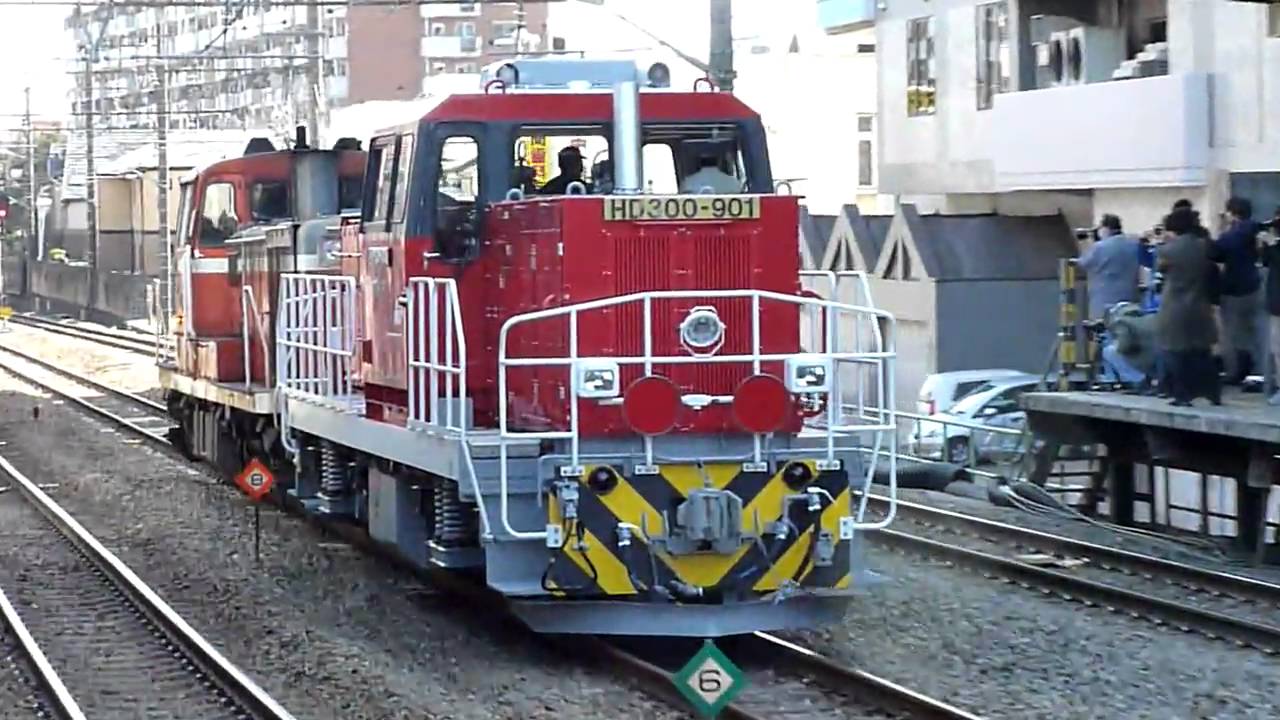 新型Hybrid DL HD300-901甲種輸送 西国分寺にて - YouTube