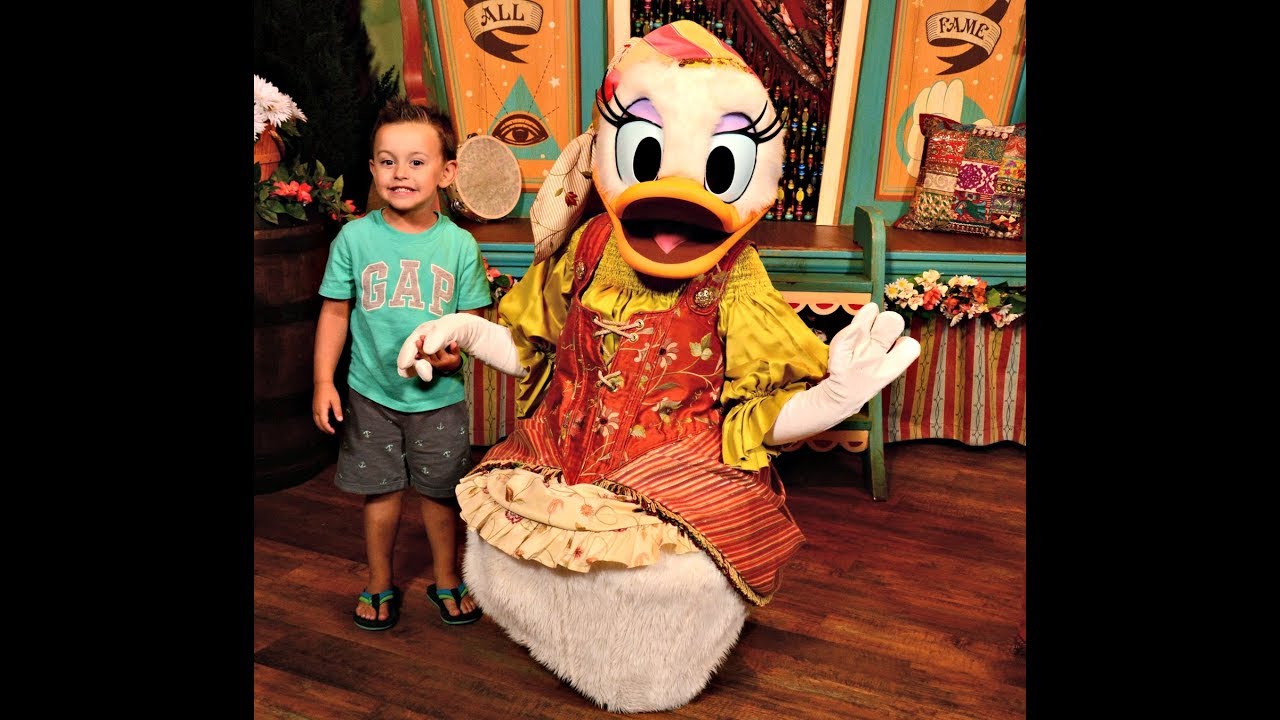 BEST Daisy Interaction EVER! Disney World Meeting Daisy and Minnie ...
