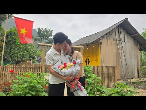 A sweet moment: Nam unexpectedly gave Xiao Sha flowers, making her happy on March 8th.