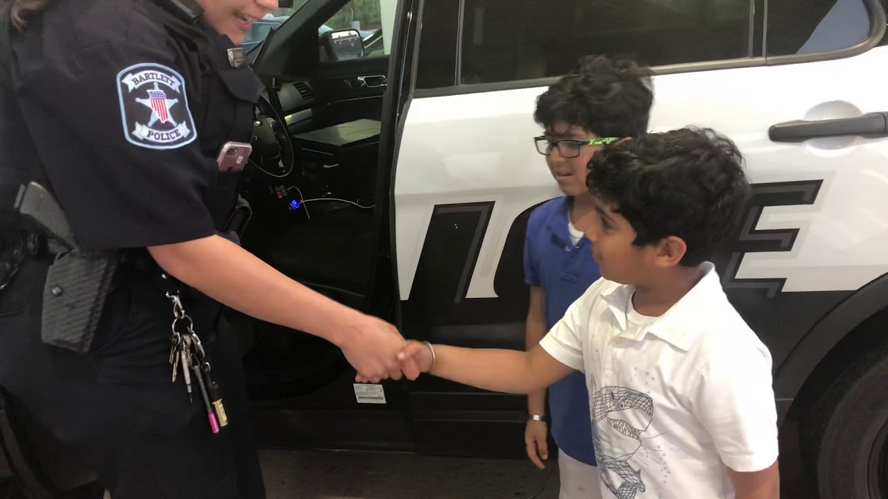 Kids in a cop car 🚓 👮‍♀️ Kind Police Officer giving a tour ️ - YouTube